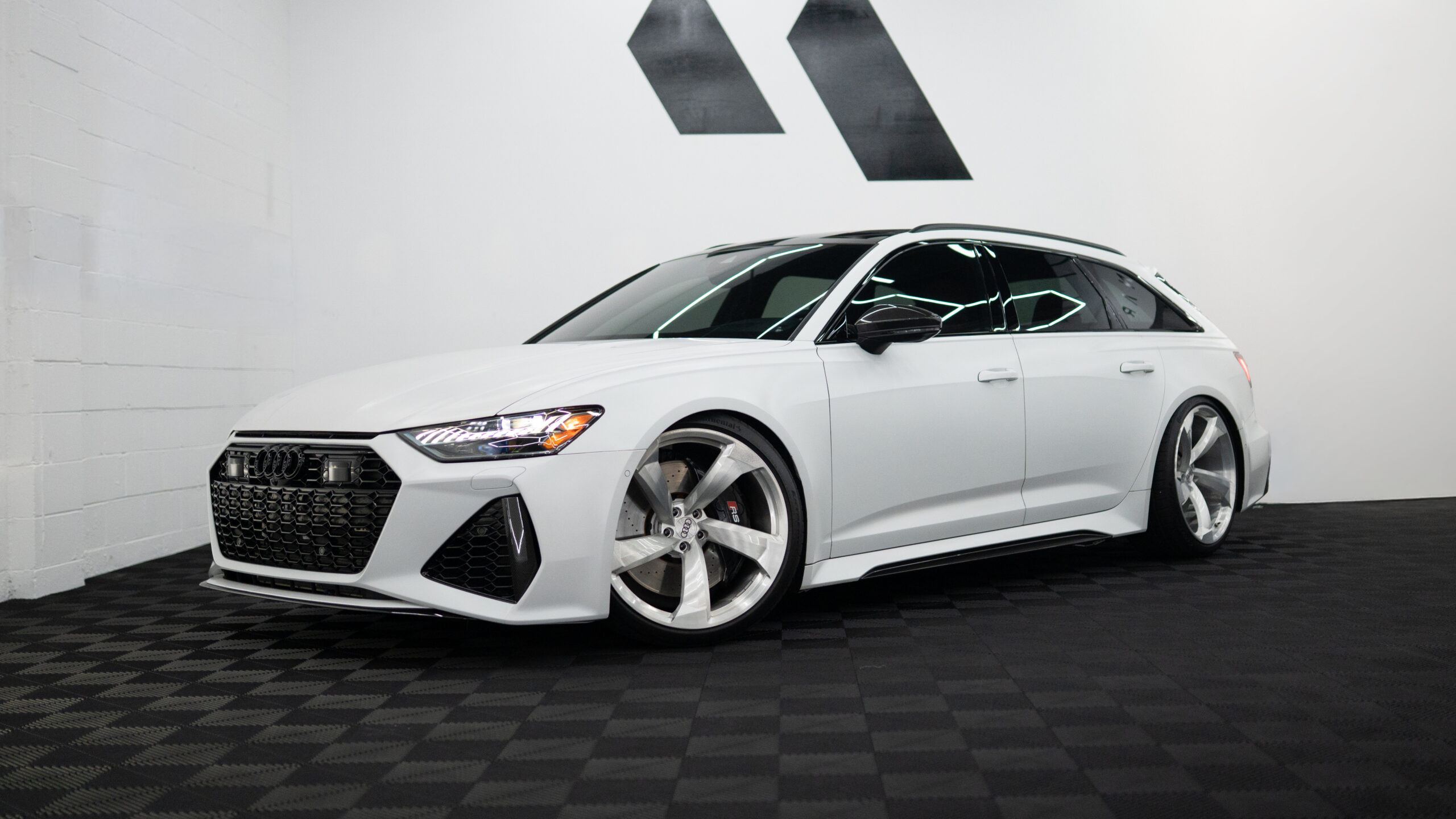 Audi RS6 Avant Rental in New York